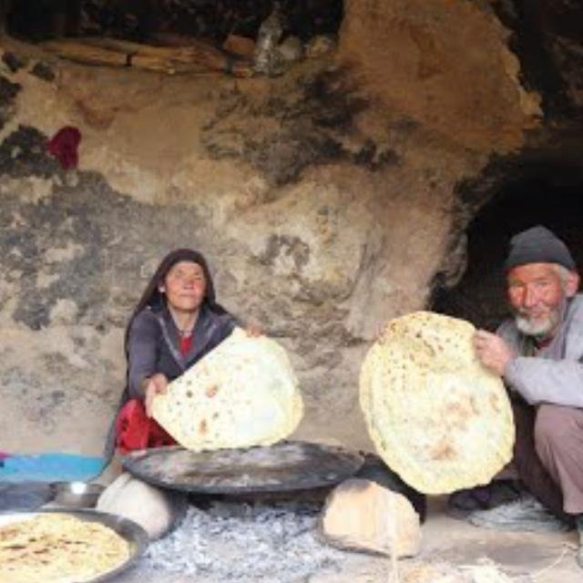 Old Lovers Living In A Cave Love In Old Age Life Like 2000 Years old-lovers-living-in-a-cave-love-in-old-age-life-like-2000-years