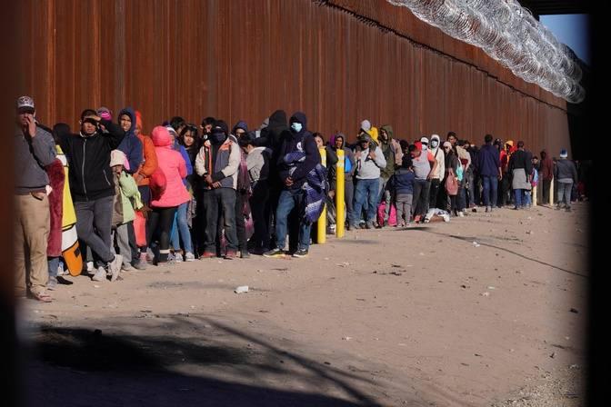 1 800 Migrants Apprehended In Texas Border Town Within 24 Hours Bài